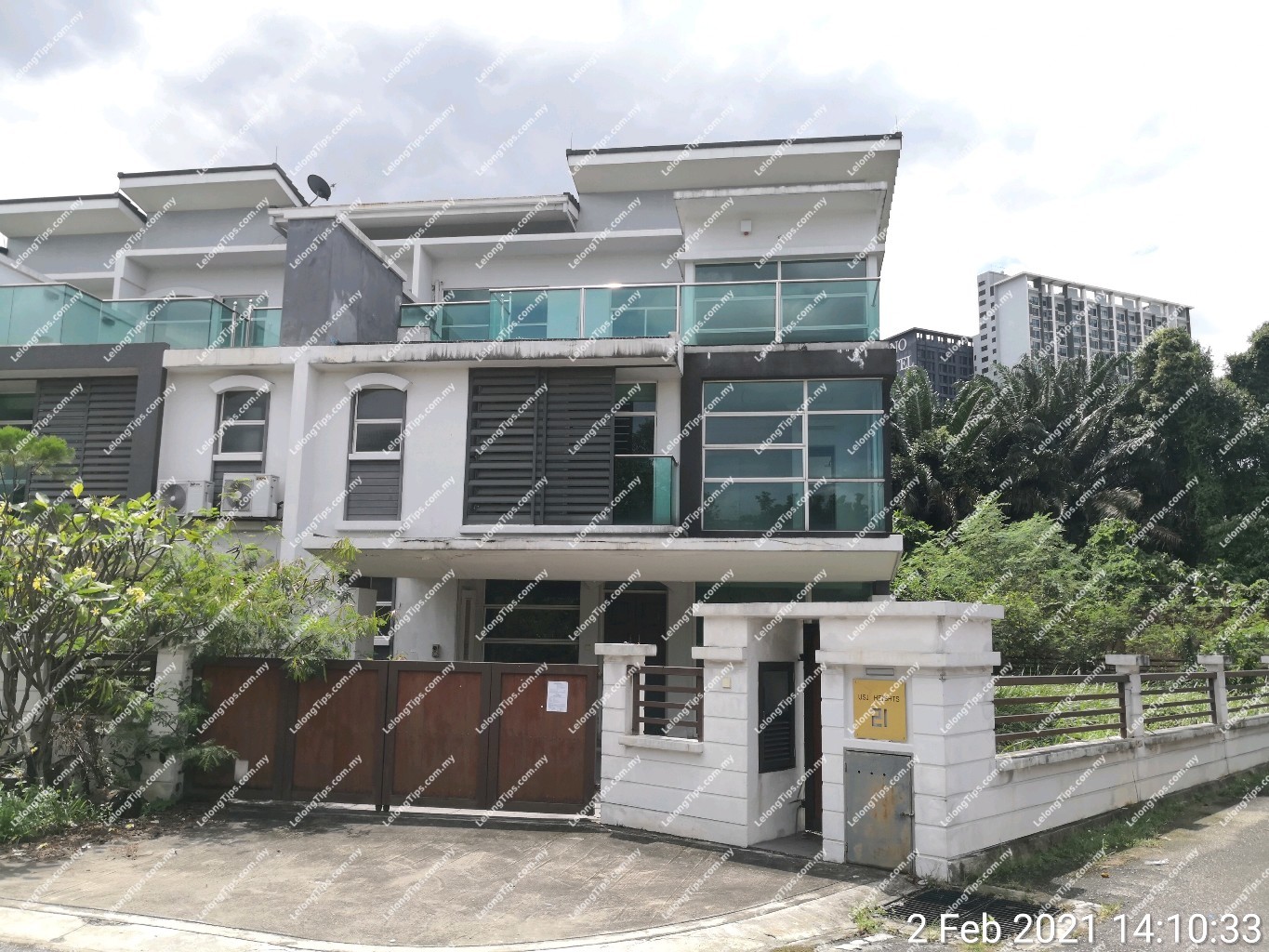 Auction [Nice Ambience & Low Density] Freehold End Lot 2. 5 Storey Link ...