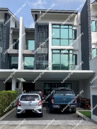 Stratified 3 Storey Terrace House