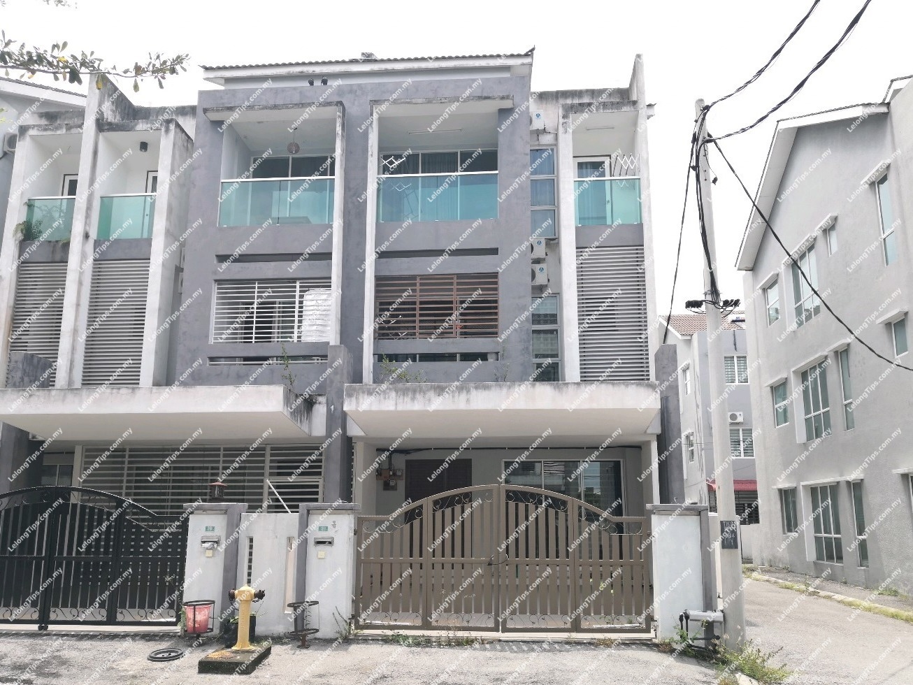 Auction 3 Storey Terrace House, End Lot [3 min to Kampar Putra Sentral ...