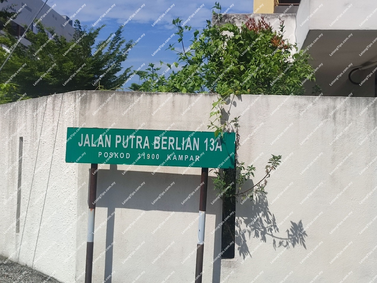 Auction 3 Storey Terrace House, End Lot [3 min to Kampar Putra Sentral ...